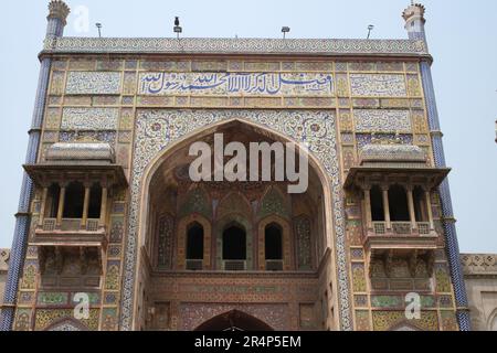 the Masjid Wazir Khan Mosque, in the old walled city of Lahore, Pakistan Stock Photo - Alamy