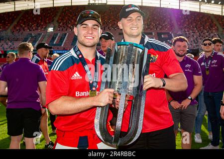 Alex Kendellen of Munster and Gavin Coombes of Munster during the ...