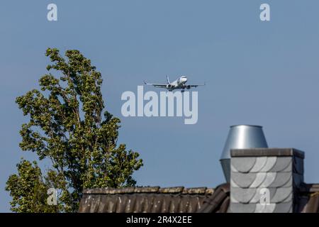 Entry lane over residential areas at Düsseldorf Airport Stock Photo - Alamy