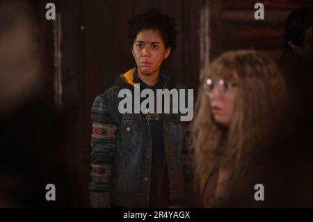 YELLOWJACKETS, from left: Samantha Hanratty, Alexa Barajas, 'Two Truths ...