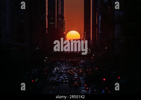 Manhattanhenge in New York City, along the 42nd street Stock Photo - Alamy