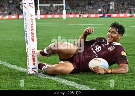 Selwyn Cobbo of the Maroons scores a try during State of Origin 2023 ...