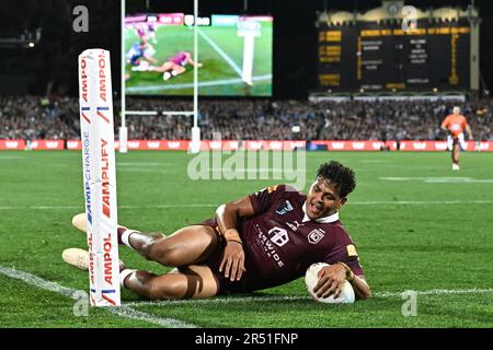 Selwyn Cobbo of the Maroons scores a try during State of Origin 2023 ...