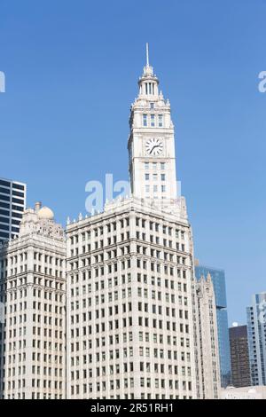 USA, Illinois, Chicago, the Wrigley buildilng and walkway Stock Photo ...