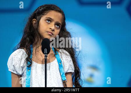 Sarah Fernandes, 11, from Omaha, Neb., talks to broadcast analyst Paul ...