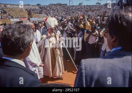 Papal visit to Mozambique by Pope John Paul II in 1988 Stock Photo - Alamy