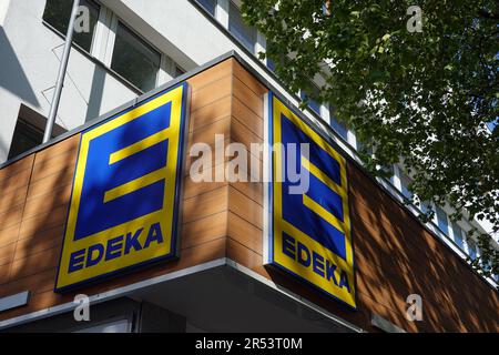 Edeka-Geschäft wirbt mit täglich frischem Fisch - Symbolbild Stock ...