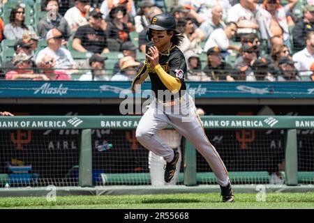 Pittsburgh Pirates Ji Hwan Bae (3) leads off first base during an MLB ...