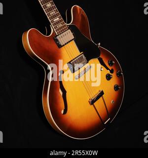 vintage Gibson ES-335 electric guitar from 1976 Stock Photo - Alamy