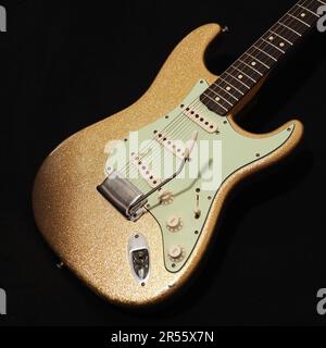 Fender Masterbuilt Gold Sparkle Stratocaster Stock Photo - Alamy