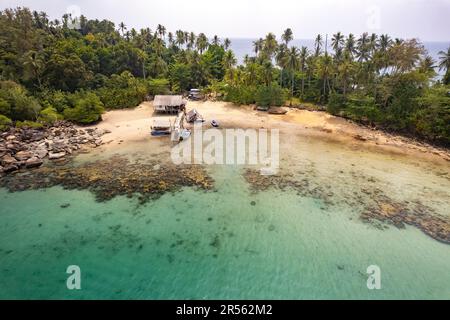 Luftbild vom Strand der Insel Ko Raet im Golf von Thailand, Asien ...