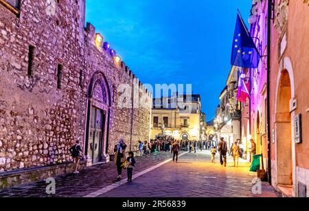 Central Taormina At Night Sicily Stock Photo - Alamy