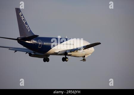 Raglan 737-200 Landing at Pearson Airport, Runway 23 Stock Photo - Alamy