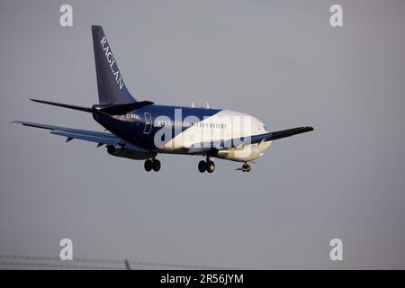 Raglan 737-200 Landing at Pearson Airport, Runway 23 Stock Photo - Alamy