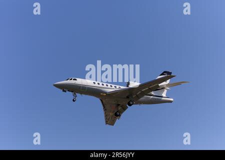 Landing at Pearson Airport, Runway 23 Stock Photo - Alamy