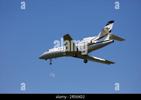 Landing at Pearson Airport, Runway 23 Stock Photo - Alamy