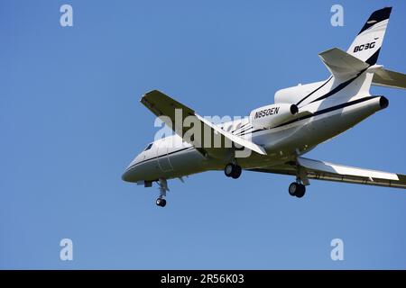 Landing at Pearson Airport, Runway 23 Stock Photo - Alamy
