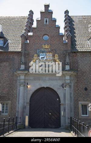 castle Gracht mit castle park Stock Photo - Alamy