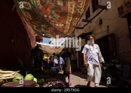 India. Varanasi. local market Stock Photo - Alamy