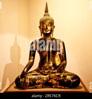 Iconic image of a classical Buddha figure Stock Photo - Alamy