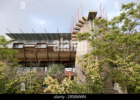 The quirky 'spaceship house', a residence and studio of architect Bart ...