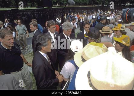 WASHINGTON DC - MAY 31, 1993 U.S. President Bill Clinton works a rope ...