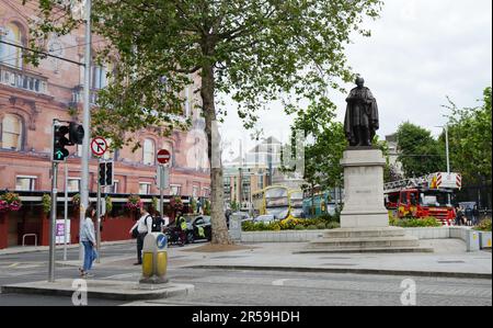 Thomas Moore ( Irish poet and composer ) memorial statue in Dublin ...