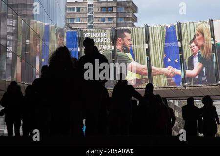 Volodymyr Zelenskyy and Roberta Metsola handshake photo on Esplanade ...