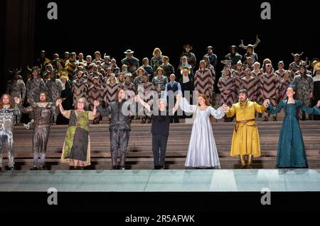 centre: Jamie Barton (Azucena), Ludovic Tezier (Count of Luna) rear ...