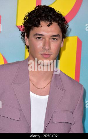 Belmont Cameli bei der Premiere der Peacock Streamingserie 'Based on a ...