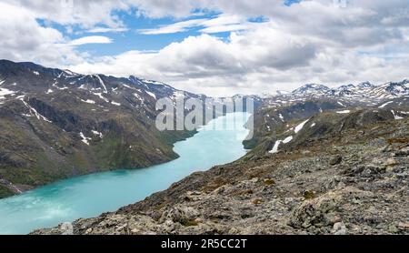 View of Lake Gjende and snowy mountains, Besseggen hike, ridge walk ...