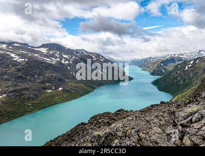 View of Lake Gjende and snowy mountains, Besseggen hike, ridge walk ...