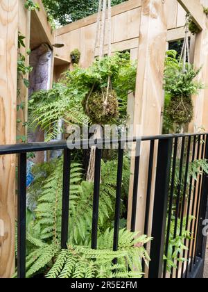 Small garden at Chelsea Flower Show Stock Photo - Alamy