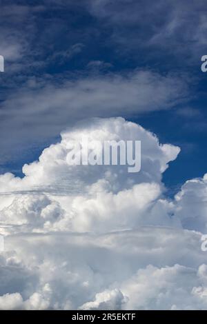 Cumulonimbus Calvus cloud along the Welsh coast Stock Photo - Alamy