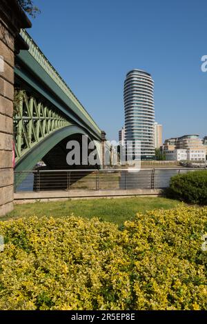 Lombard Wharf apartments and Network Rail's Chelsea River Bridge (aka ...