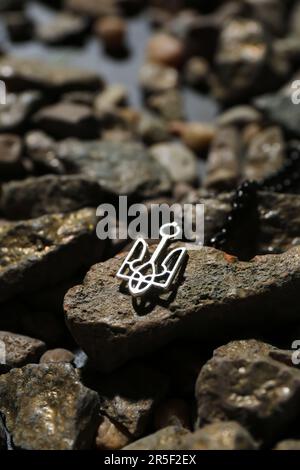 Chain with Ukrainian coat of arms on color paper sheets Stock Photo - Alamy
