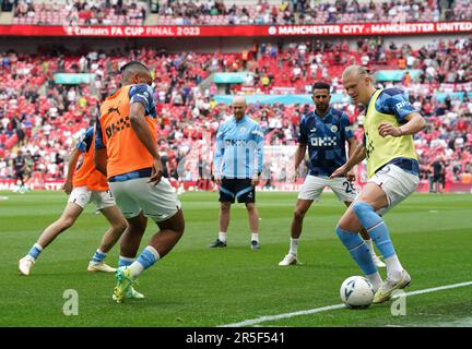 Manchester City's Erling Haaland (right) and Kalvin Phillips react ...