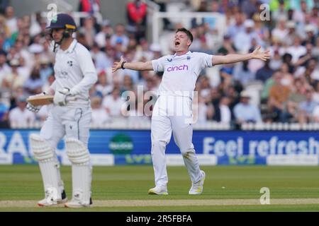 England's Matthew Potts appeals unsuccessfully for a LBW against ...