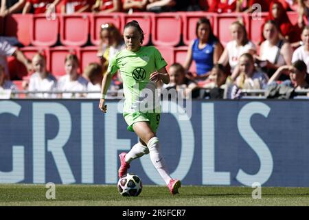 EINDHOVEN - (l-r) Ewa Pajor of VfL Wolfsburg, Lucy Bronze of FC ...