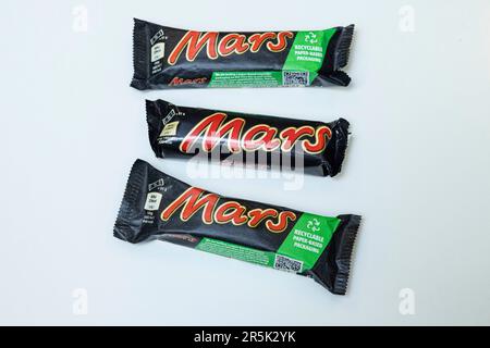 Mars bars to introduce paper wrapping Stock Photo - Alamy