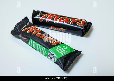 Mars bars to introduce paper wrapping Stock Photo - Alamy