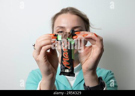 Mars bars to introduce paper wrapping Stock Photo - Alamy
