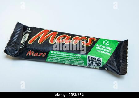 Mars bars to introduce paper wrapping Stock Photo - Alamy