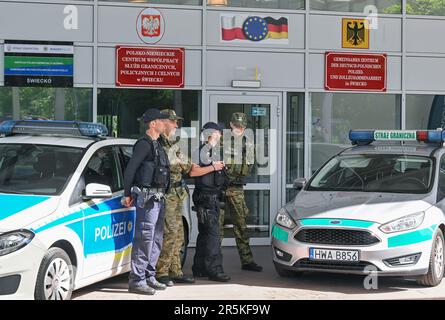 Swiecko, Poland. 30th May, 2023. A German police officer and his Polish ...