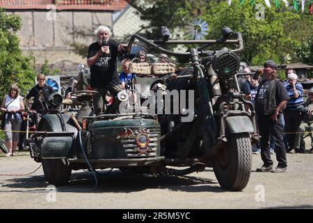 04 June 2023, Saxony-Anhalt, Halberstadt: Wilfried Niebel presents a ...