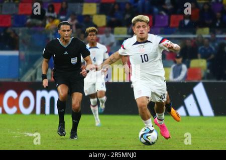 United States midfielder Diego Luna (10) scores a goal past Guatemala ...