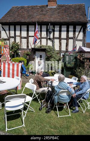 Traditional English garden tea party by the river Thames Stock Photo ...