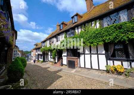 Historical English town of Rye. Cobbled road, with medieval Tudor black ...