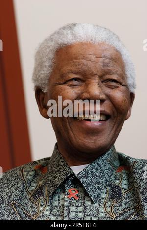 Nelson Mandela Smiling Stock Photo - Alamy