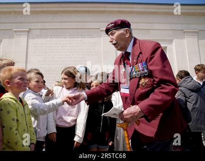 D-Day veteran Tom Schaffer (left), 13th Battalion Parachute Regiment ...